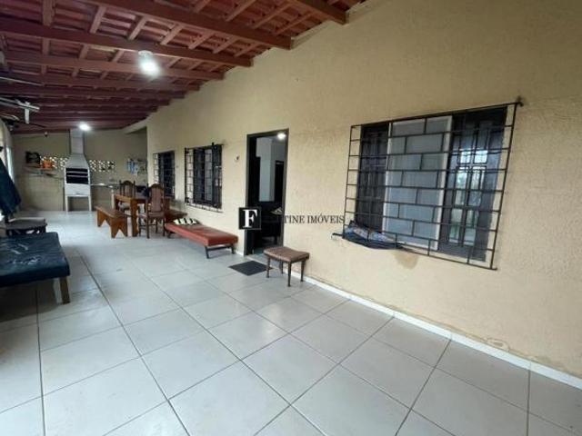 Casa com espaço de terreno próxima a rodovia