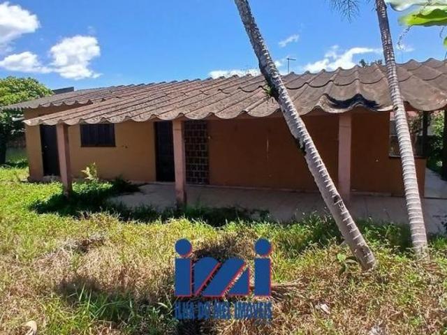 CASA COM ESPAÇO DE TERRRENO EM PRAIA DE LESTE