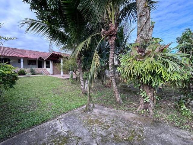 Casa com espaço pra piscina em Itanhaém lado praia