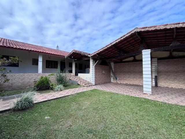 Casa com espaço pra piscina em Itanhaém lado praia