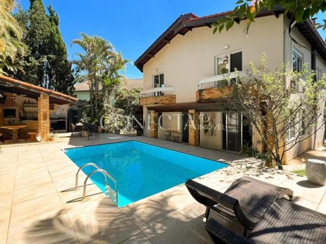 Casa com estilo tradicional, quintal espaçoso e ensolarado, 4 suítes, ambientes amplos e arejados, c