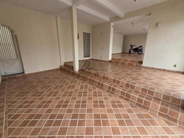 Casa com Estrutura de Clube: Quadra, Bar e Espaço Gourmet em Lote de 455m²