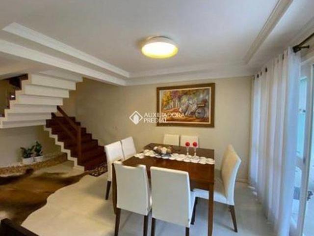 Casa com excelente acabamento, 280 m2 de área construída com três andares, semi mobiliada