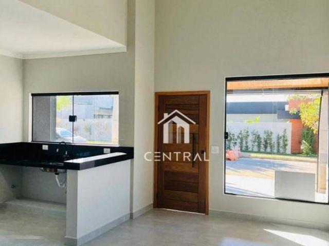 Casa com excelente acabamento em condomínio fechado