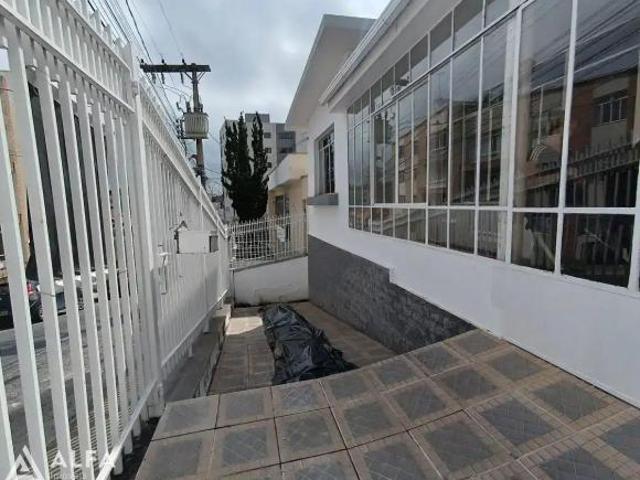 Casa com Excelente Localização no Centro de Barbacena. Ideal para Clínicas ou Residencial