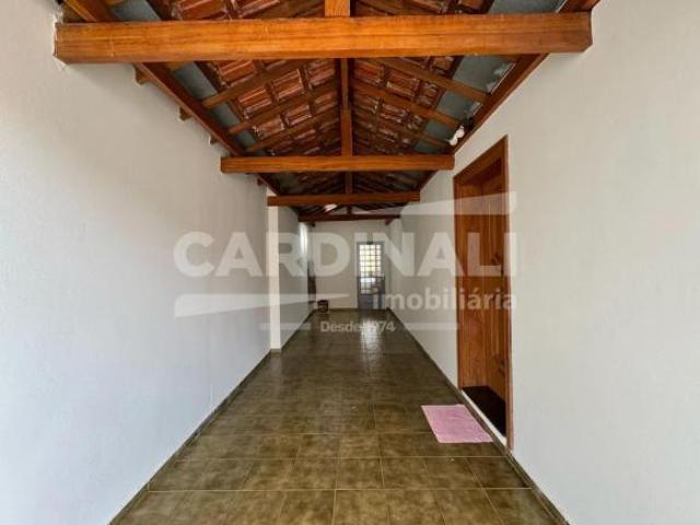 Casa com excelente localização, próximo a supermercados e comércios