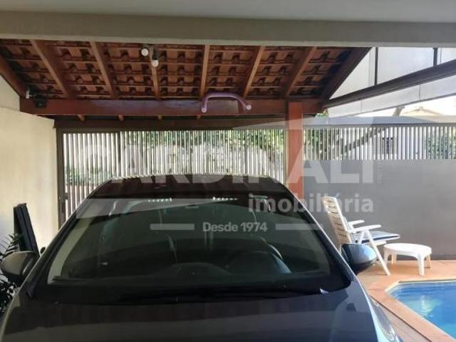 Casa com excelente localização, próximo a supermercados e comércios
