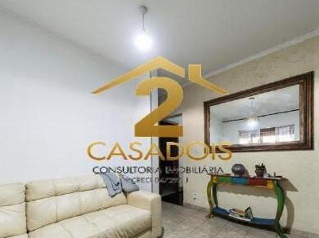 Casa com excelente metragem: 320m², 9 quartos e garagem para 2 carros