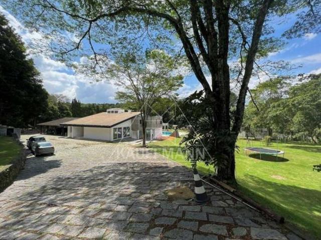 Casa com excelente segurança. É totalmente murado, ronda 24 horas