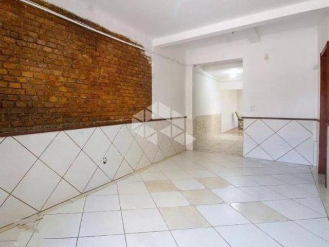 Casa com excelente potencial de uso em Porto Alegre Imóvel que combina espaço, versatilidade e conf