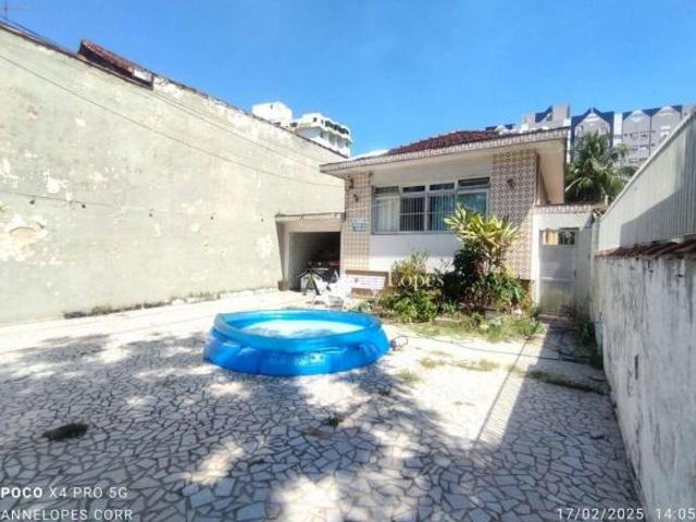 CASA COM EXCELENTE POTENCIAL UM SUPER ESPAÇO PRA VOCÊ MORAR OU INVESTIR NUMA ÓTIMA LOCALIZAÇÃO COM E