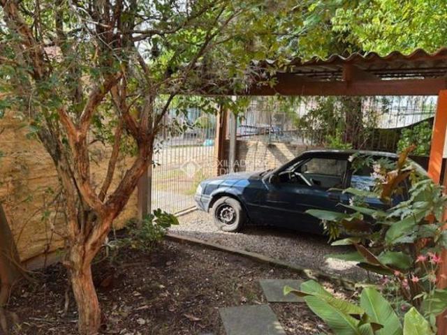 Casa com excelente pátio, Três dormitório DESOCUPADA