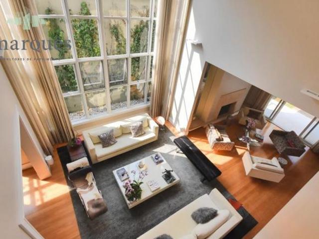 Casa com excelentes com piscina e acabamentos e armários planejados