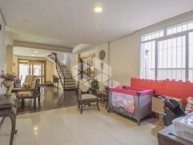 Casa com fachada Contemporânea e interior Moderno