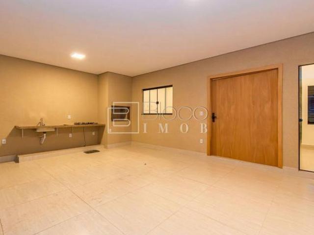 Casa com fino acabamento com 3 quartos sendo 2 suítes na QR 604 de Samambaia
