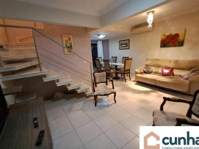 Casa com fino acabamento, desde os excelentes metais de monocomando das torneiras, pedras, pisos, re