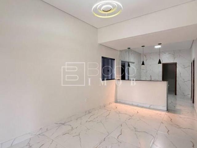 Casa com fino acabamento na QR 516 de Samambaia com 3 quartos sendo 1 suíte