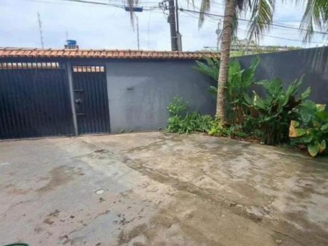 Casa com frente ampla em òtima localidade