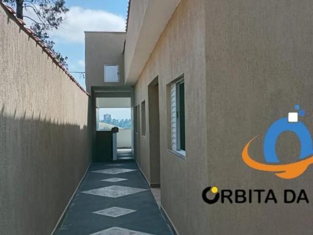 Casa com garagem para 2 carros, 2 quartos, 1 banheiro, sacada e quintal grande. Terreno 180M2. Const