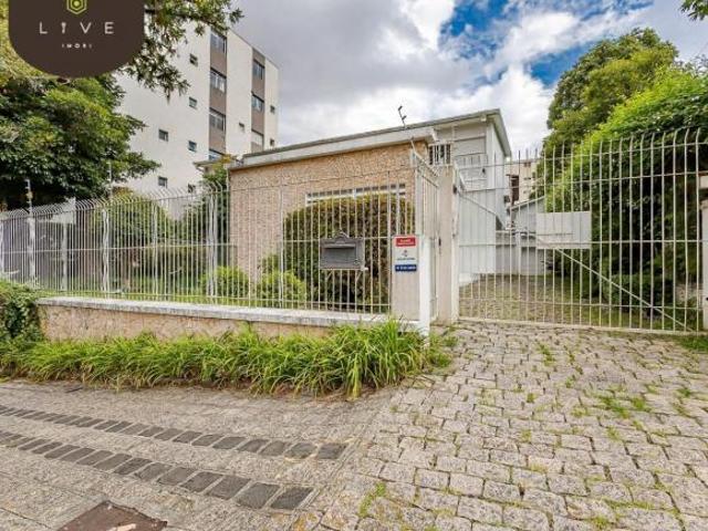 Casa com grande potencial à venda no bairro São Francisco, ao lado do bairro Mercês. Ideal para uso