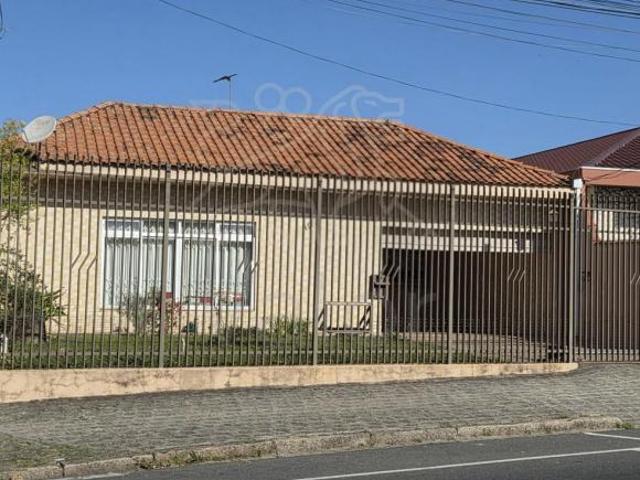 Casa com Grande Potencial Comercial e Terreno ZR3 nas Mercês