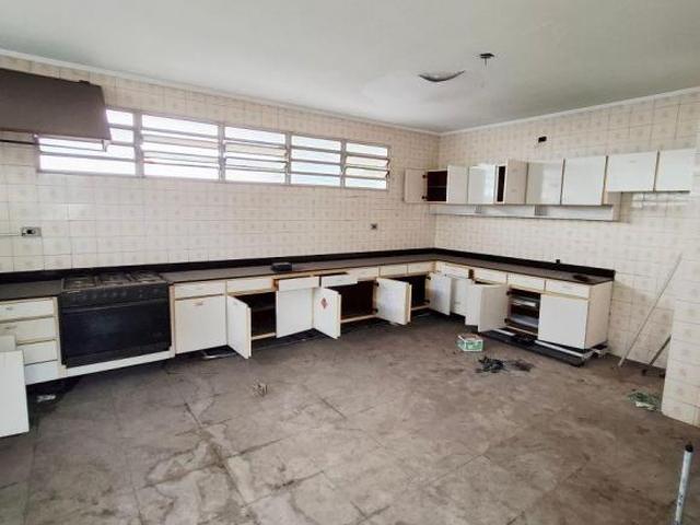 Casa com grande potencial | Quintal + piscina | 8 vagas