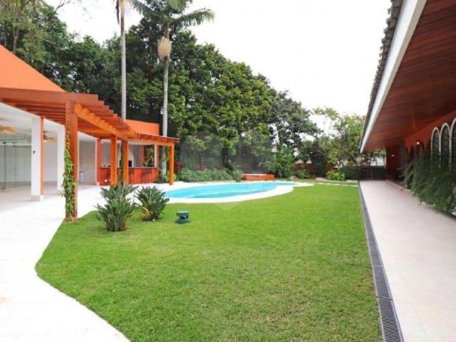 Casa com grande quintal, piscina e muito verde no Alto de Pinheiros