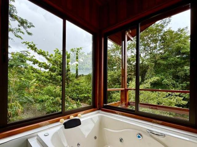 Casa com Habite se, vista permanente p/ área de preservação e acesso à cachoeira | Cond. Ouro Verm 2