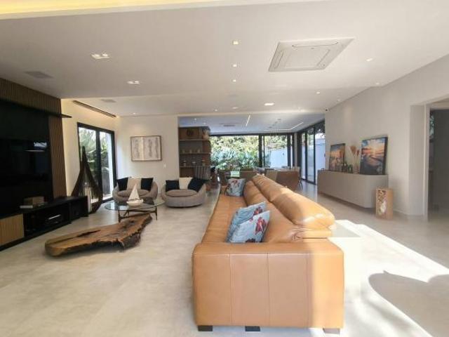 Casa com incrível infraestrutura com 6 suítes