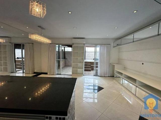Casa com Jacuzzi a venda no Condomínio Splendido