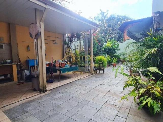Casa com jardim com churrasqueira e vista exclusiva para a Chácara Flora