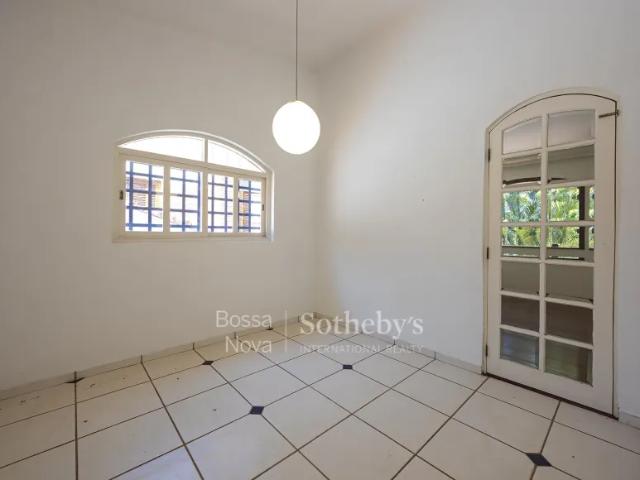 Casa com jardim e vista para a praça em rua tranquila