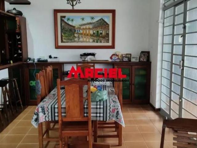 CASA COM JARDIM NA REGIÃO CENTRAL DE UBATUBA