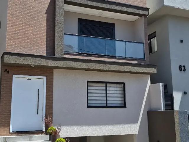 Casa com jardim privativo e 239 m² em Condomínio clube no Santa Cândida por R$ 11 mil + taxas