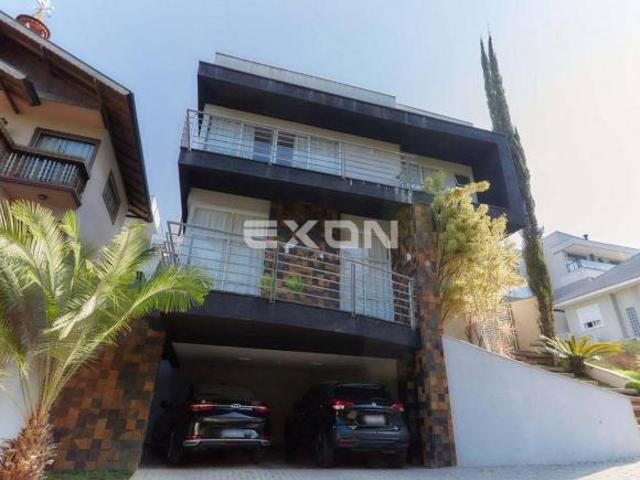 Casa com Lareira e Acabamentos Refinados em Condomínio