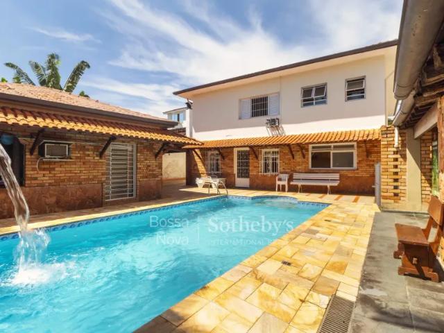 Casa com lazer em região arborizada