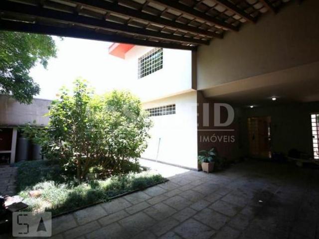 CASA COM LINDO QUINTAL
