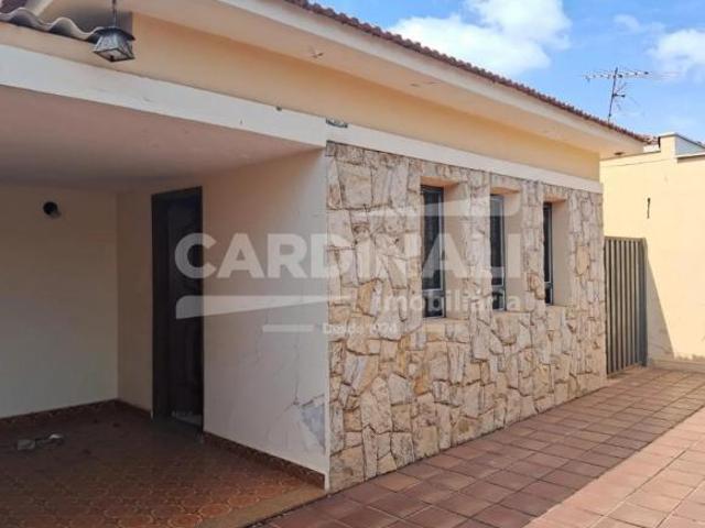 Casa com localização privilegiada, com 03 dormitórios e amplo terreno