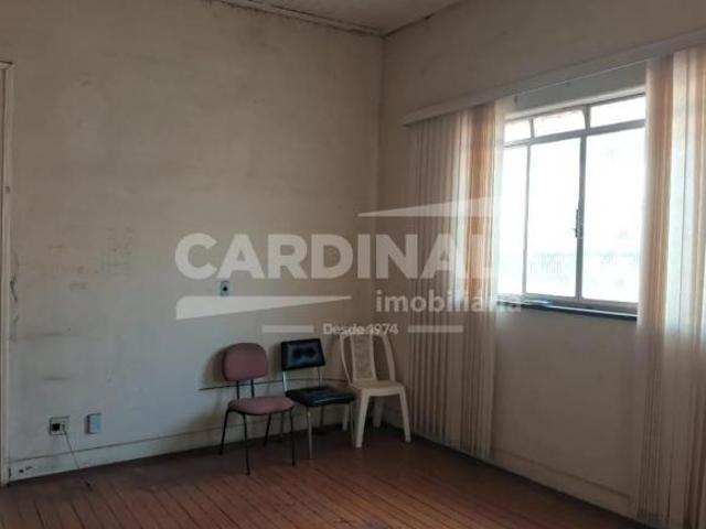 Casa com localização privilegiada, entre ruas 02 e 03, no Bairro Centro