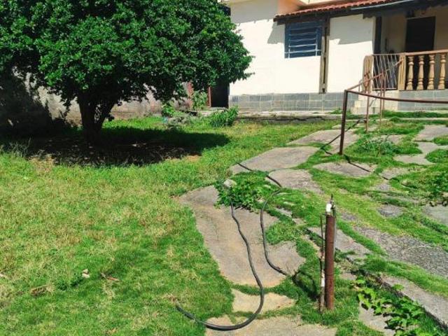 casa com loja e espaço para festas