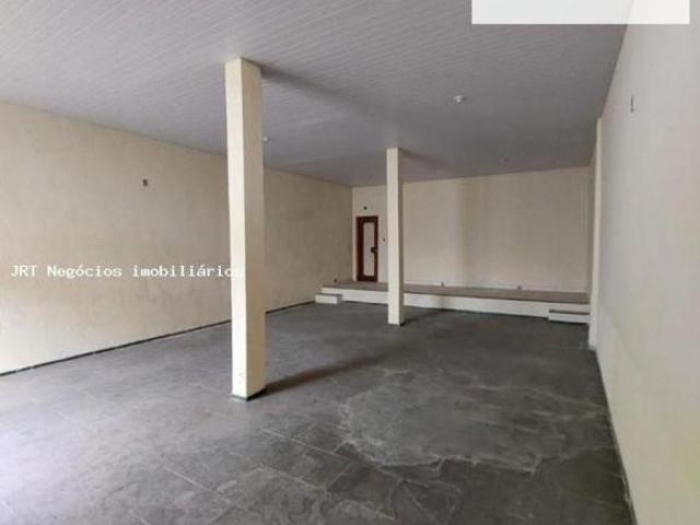 Casa com lojas a venda no Ouro Branco, Contagem