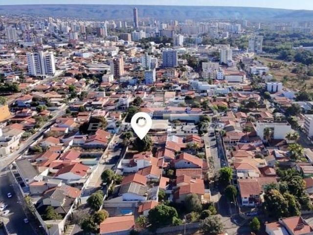 Casa com lote grande bem localizada