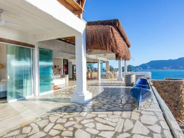 Casa com magnifica vista mar a venda Armação Ilhabela