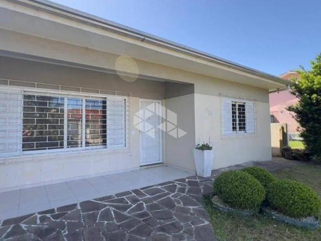 Casa com mais de 170m2 de 3 dormitórios sendo 1 suíte com pátio no bairro Santo Antonio em Capão da