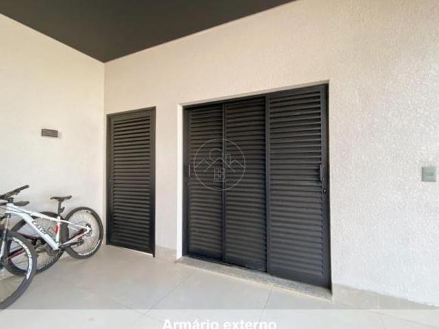 Casa com móveis planejados e piscina
