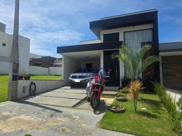 Casa com móveis planejados em condomínio fechado