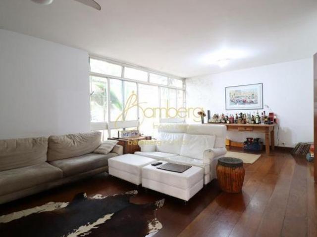 Casa com muita área verde e conforto