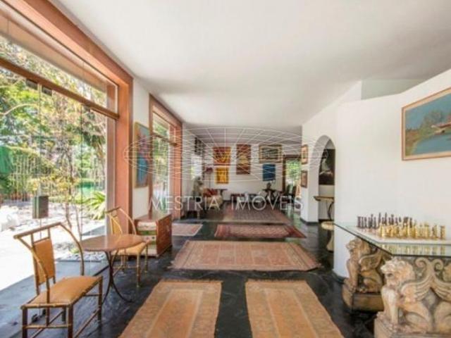 Casa com muito espaço, piscina, jardim e com 5 dormitórios