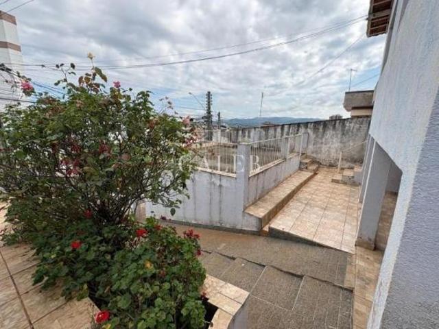 Casa com muito potencial: 03 quartos, sala, 02 banheiros, 4 vagas de garagem e jardim