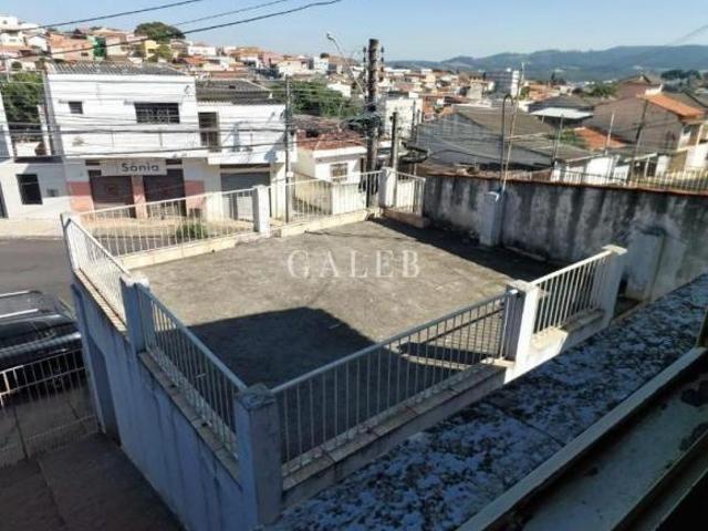 Casa com muito potencial: 03 quartos, sala, 02 banheiros, 4 vagas de garagem e jardim
